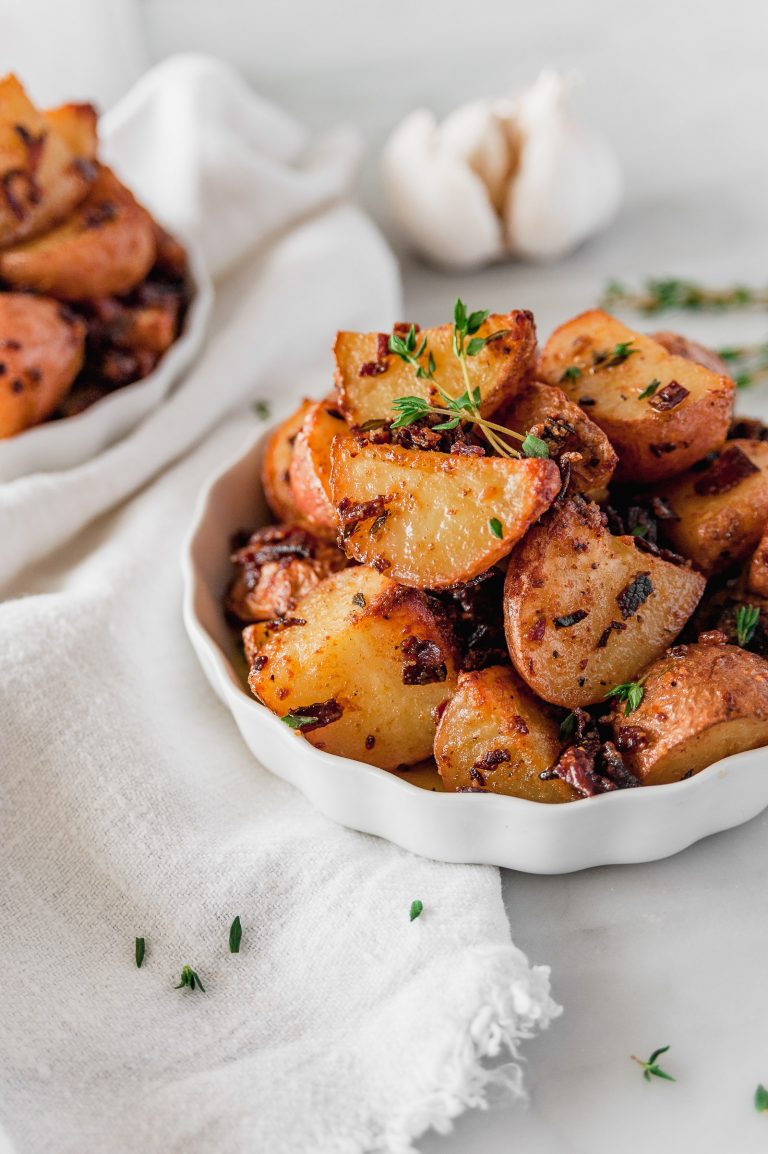 Papas al horno con mantequilla, ajo, panceta y queso parmesano ...