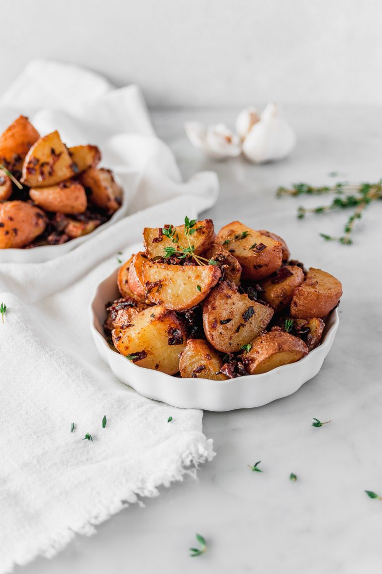 Papas al horno con mantequilla, ajo, panceta y queso parmesano ...