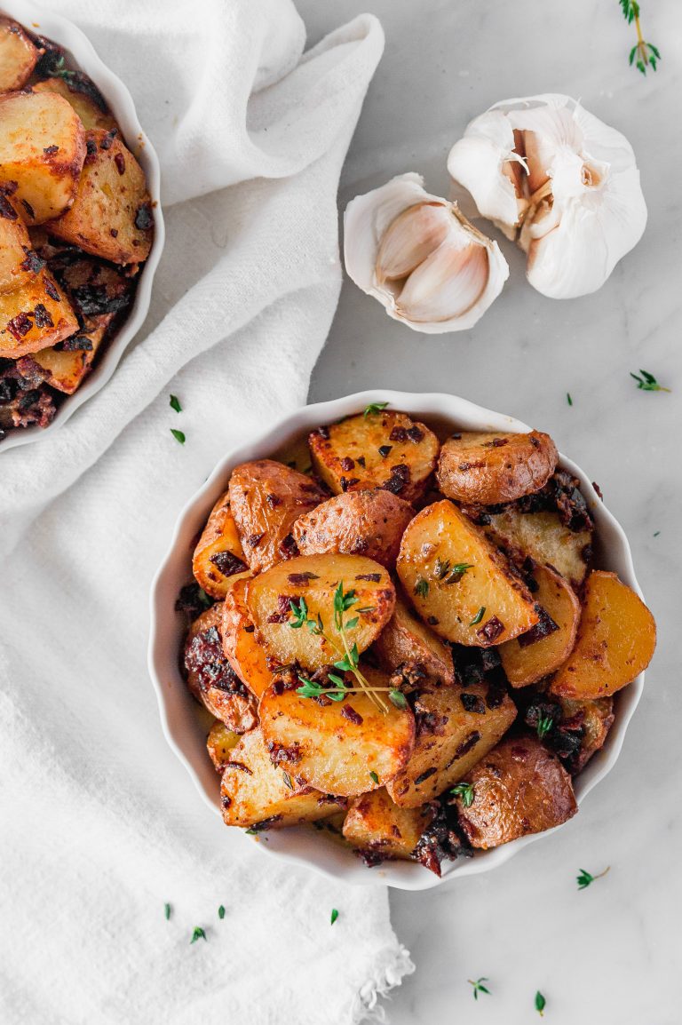 Papas al horno con mantequilla, ajo, panceta y queso parmesano ...