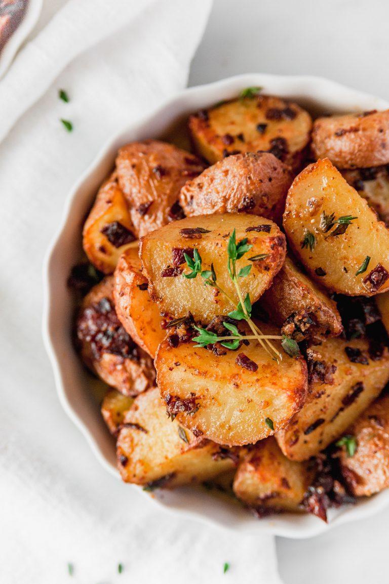 Papas al horno con mantequilla, ajo, panceta y queso parmesano ...