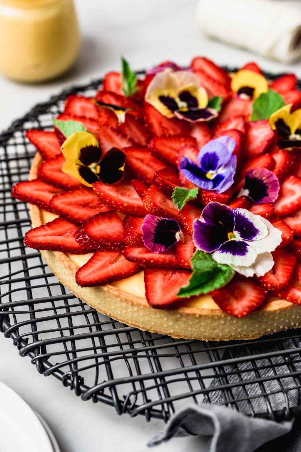 Tarta de crema pastelera con fresas o frutillas - Cravings Journal