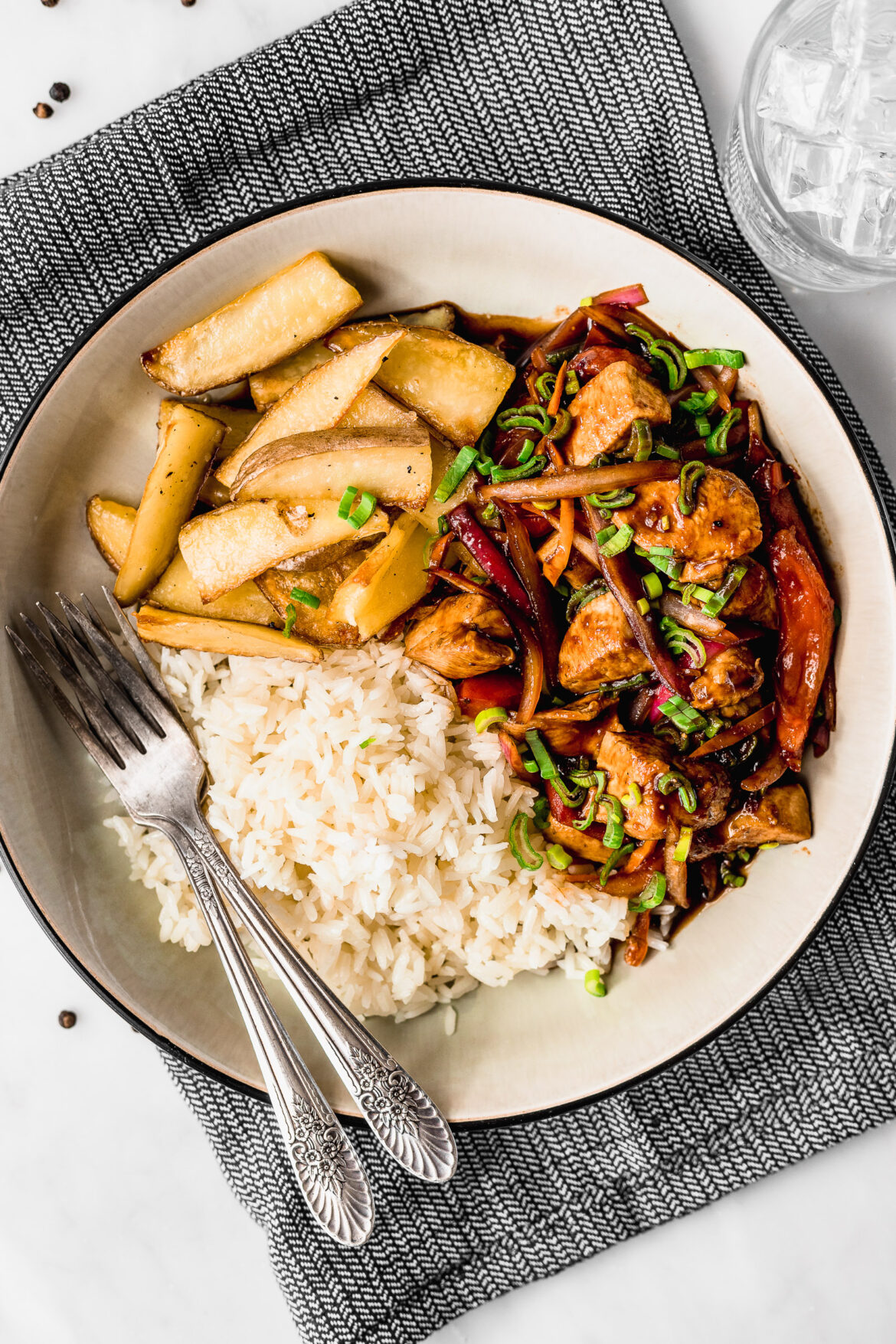 Pollo saltado con papas y arroz - Cravings Journal