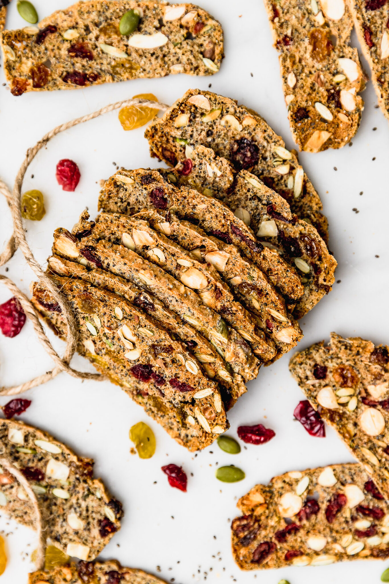 Crackers con almendras, pasas y semillas - Cravings Journal