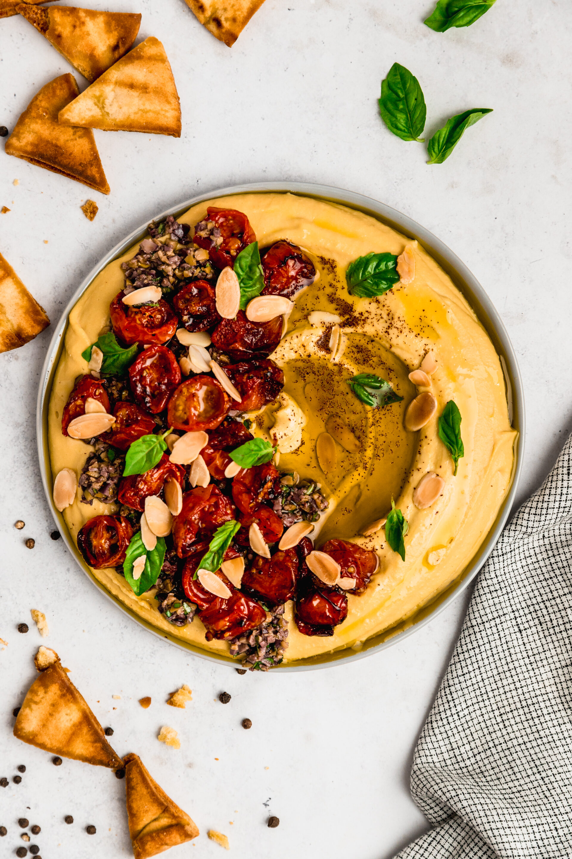 Platón de hummus con tomates al horno y tapenade de aceitunas ...