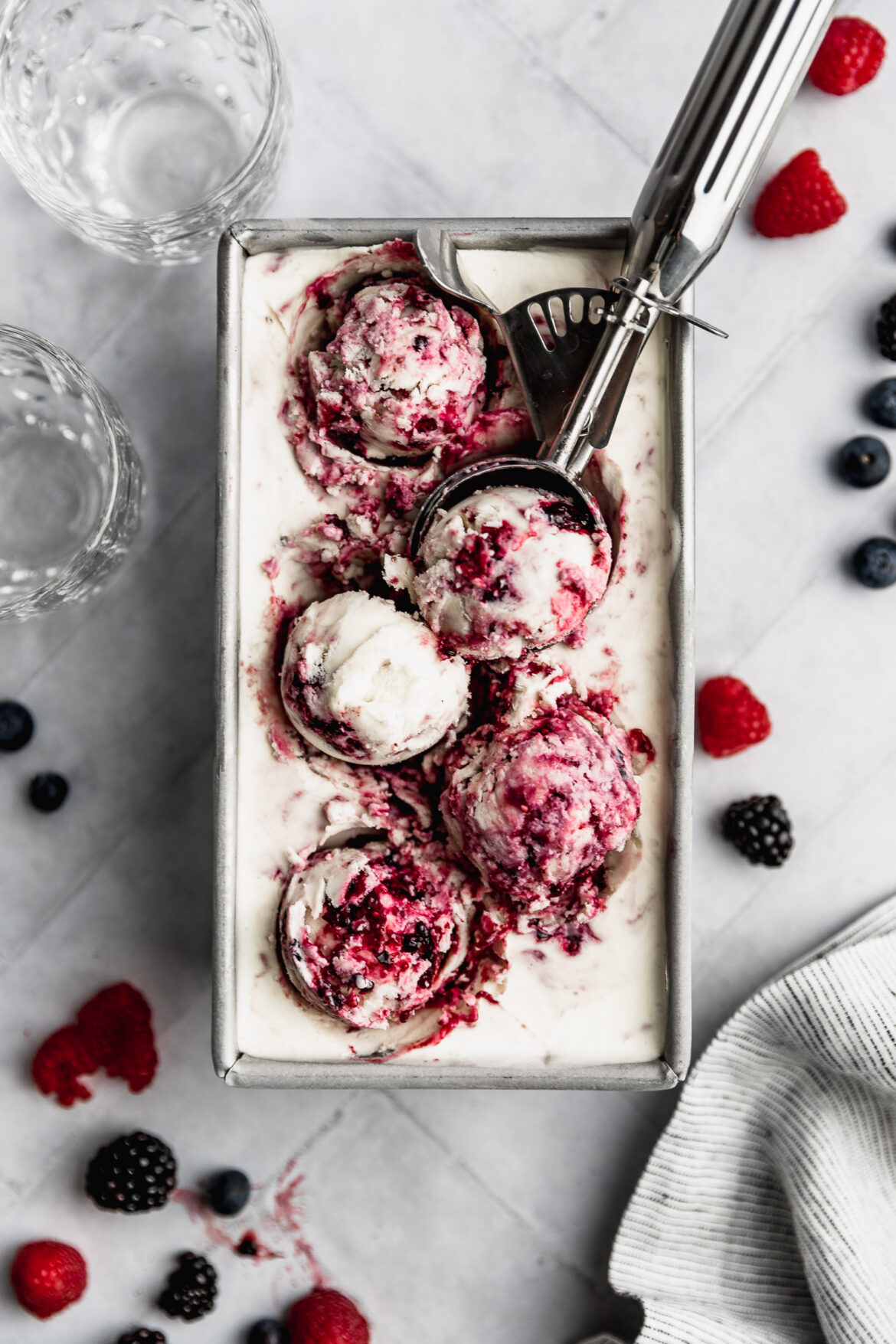 Helado de Yogurt y frutos rojos (sin máquina de helado) - Cravings Journal