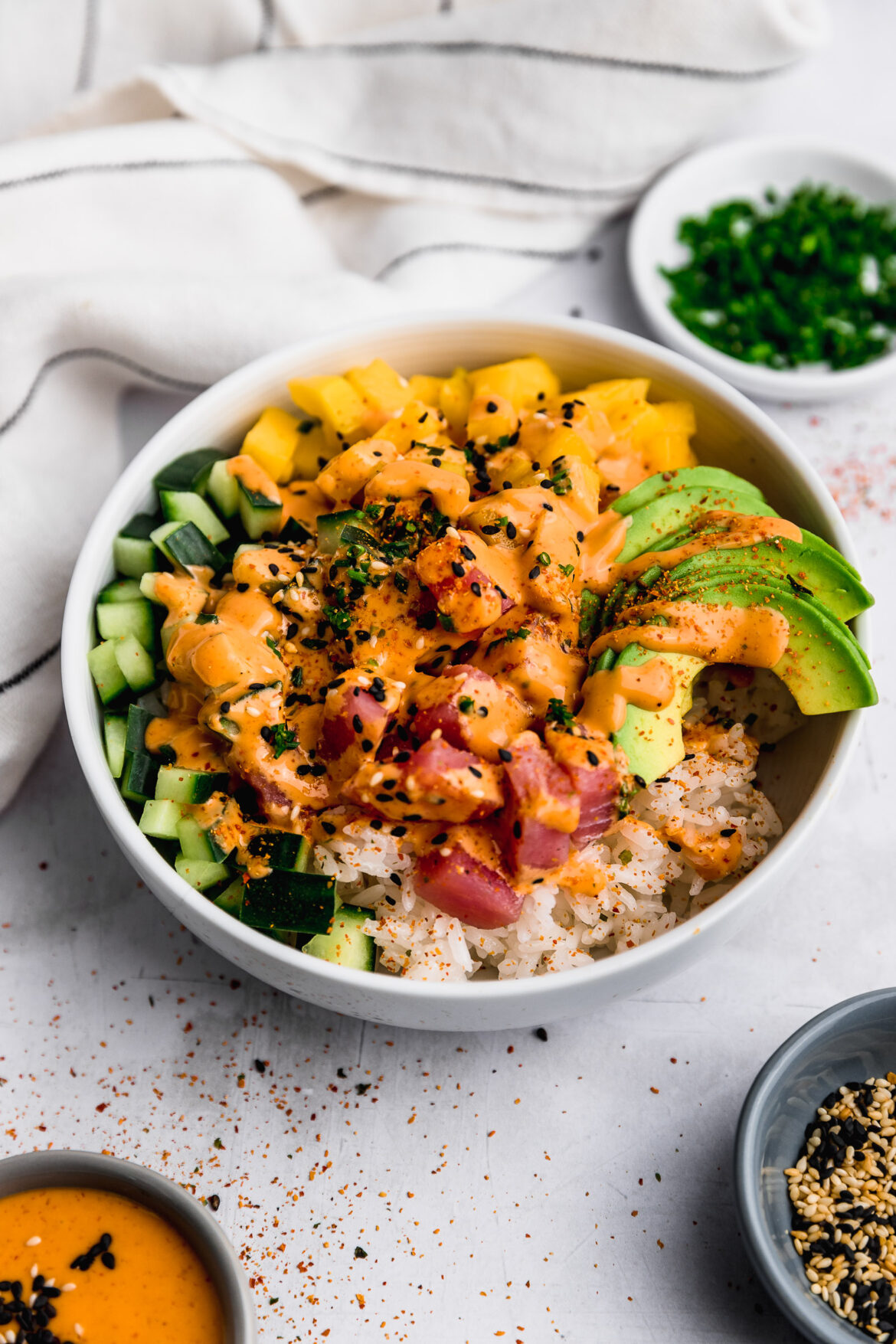 Poke Bowl de Atún con mayonesa picante - Cravings Journal