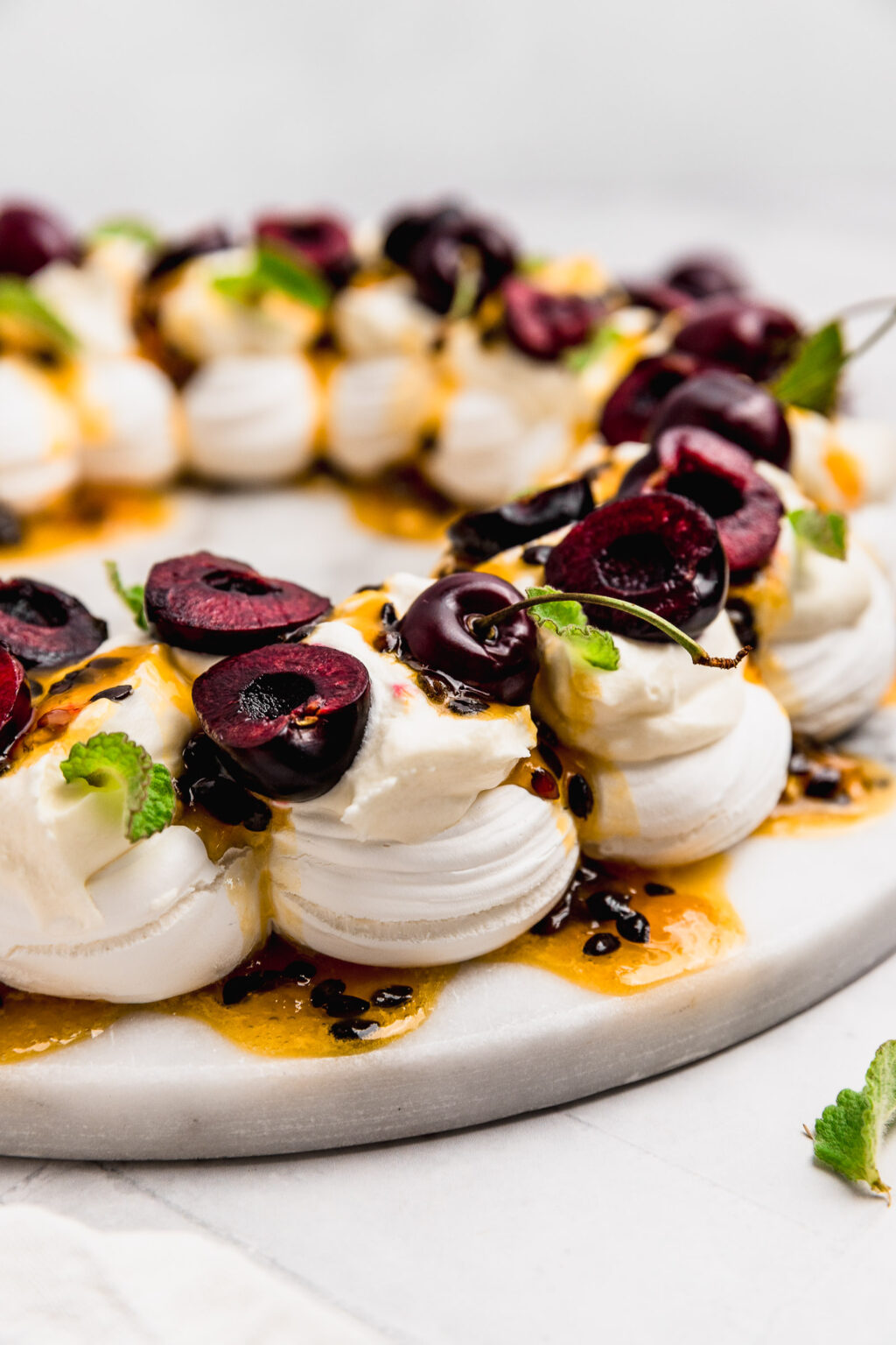 Corona de Pavlova con Salsa de Maracuyá - Cravings Journal