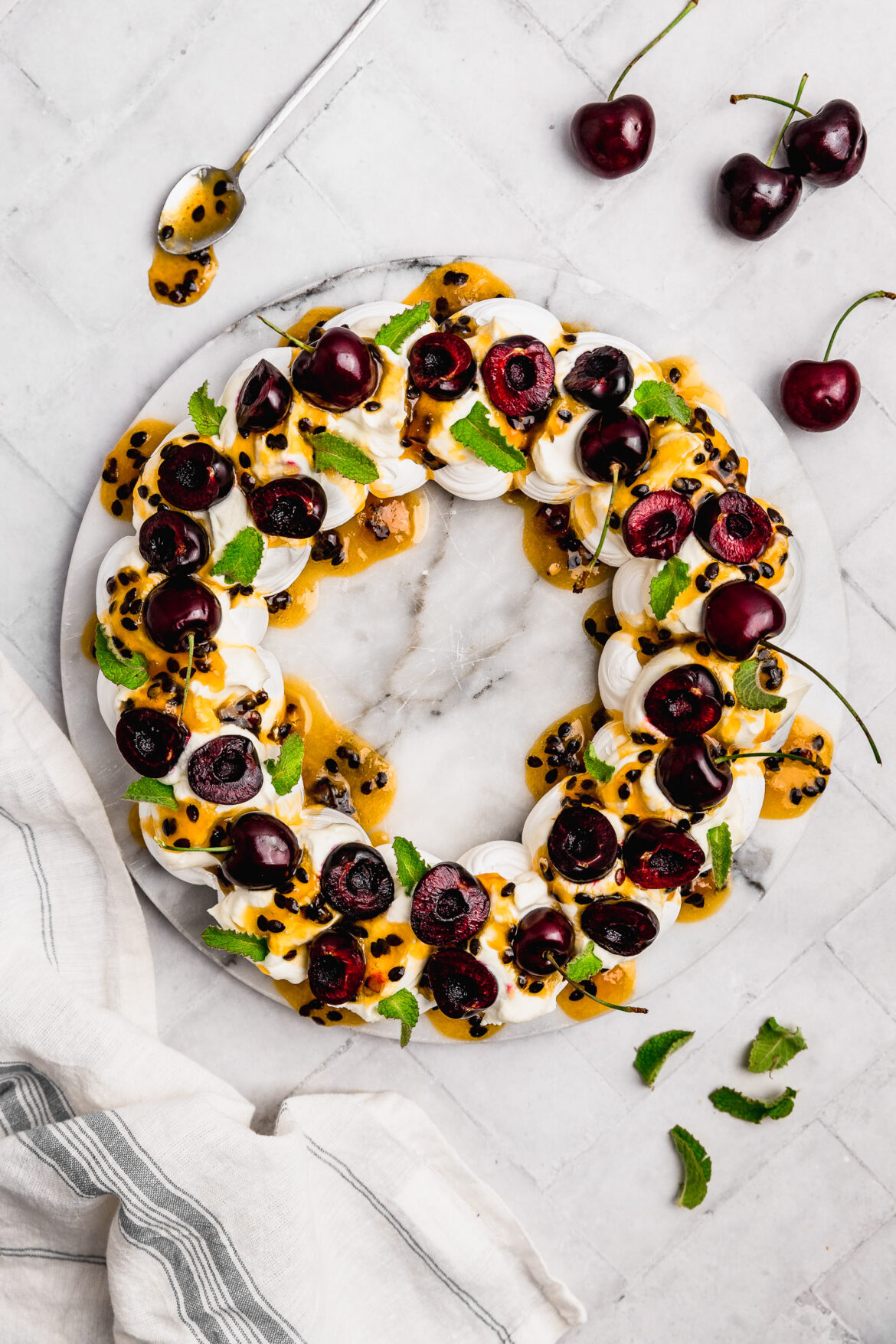 Corona de Pavlova con Salsa de Maracuyá - Cravings Journal