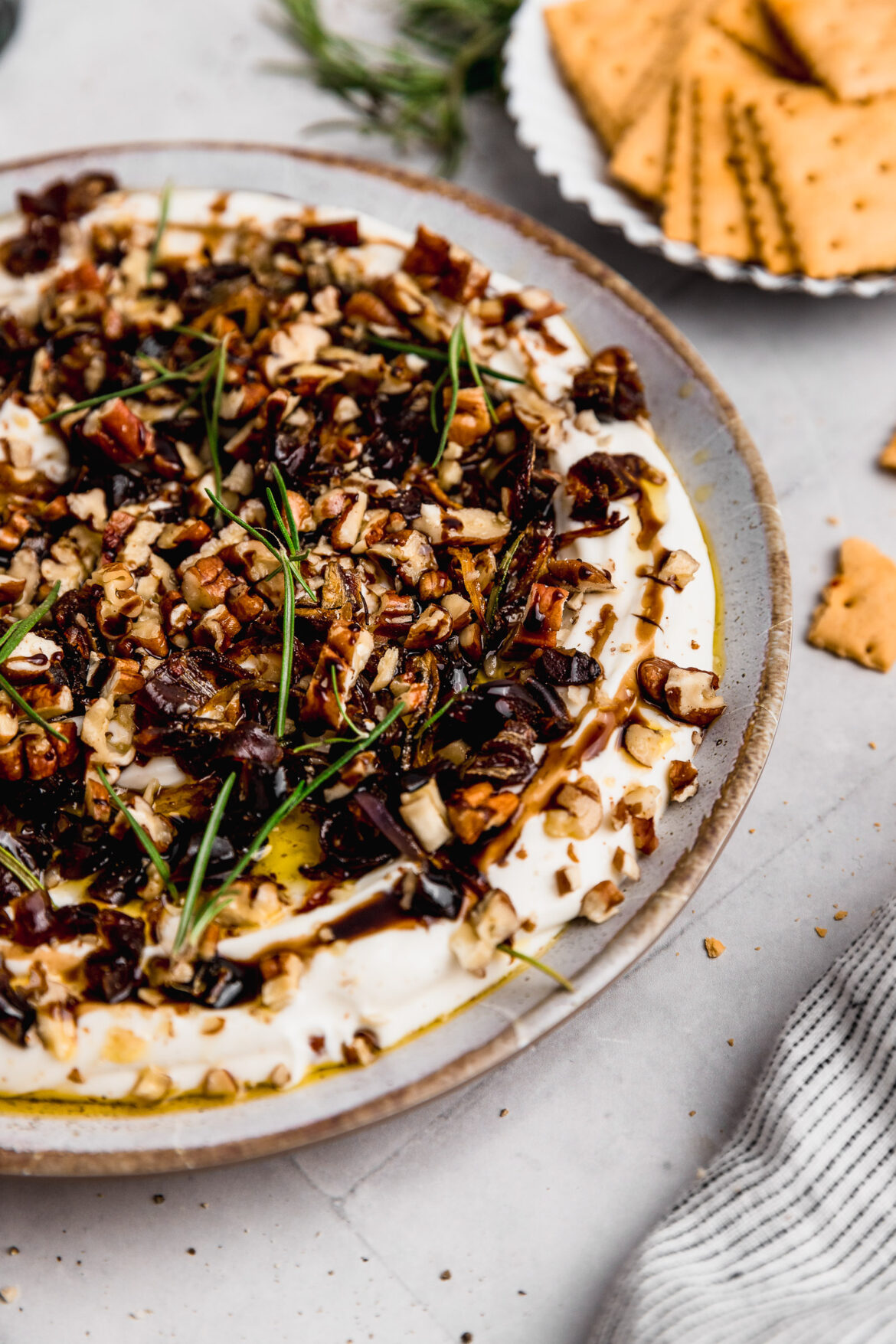 Dip de queso y yogurt con cebolla dorada, pecanas y dátiles - Cravings Journal