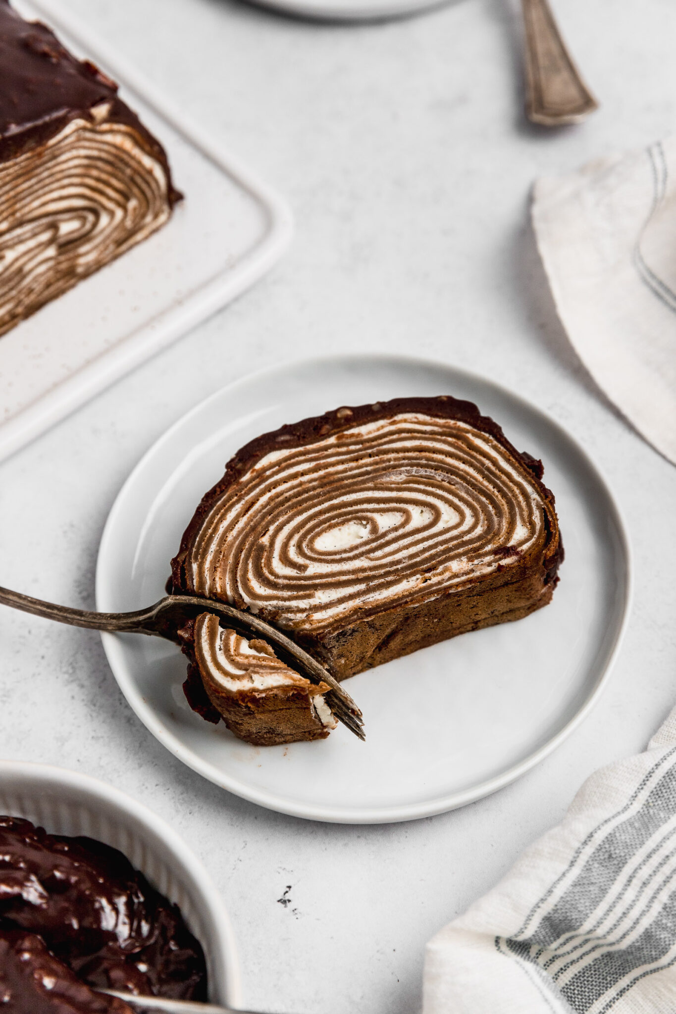 Rollo de crepes de chocolate cubierto con ganache - Cravings Journal