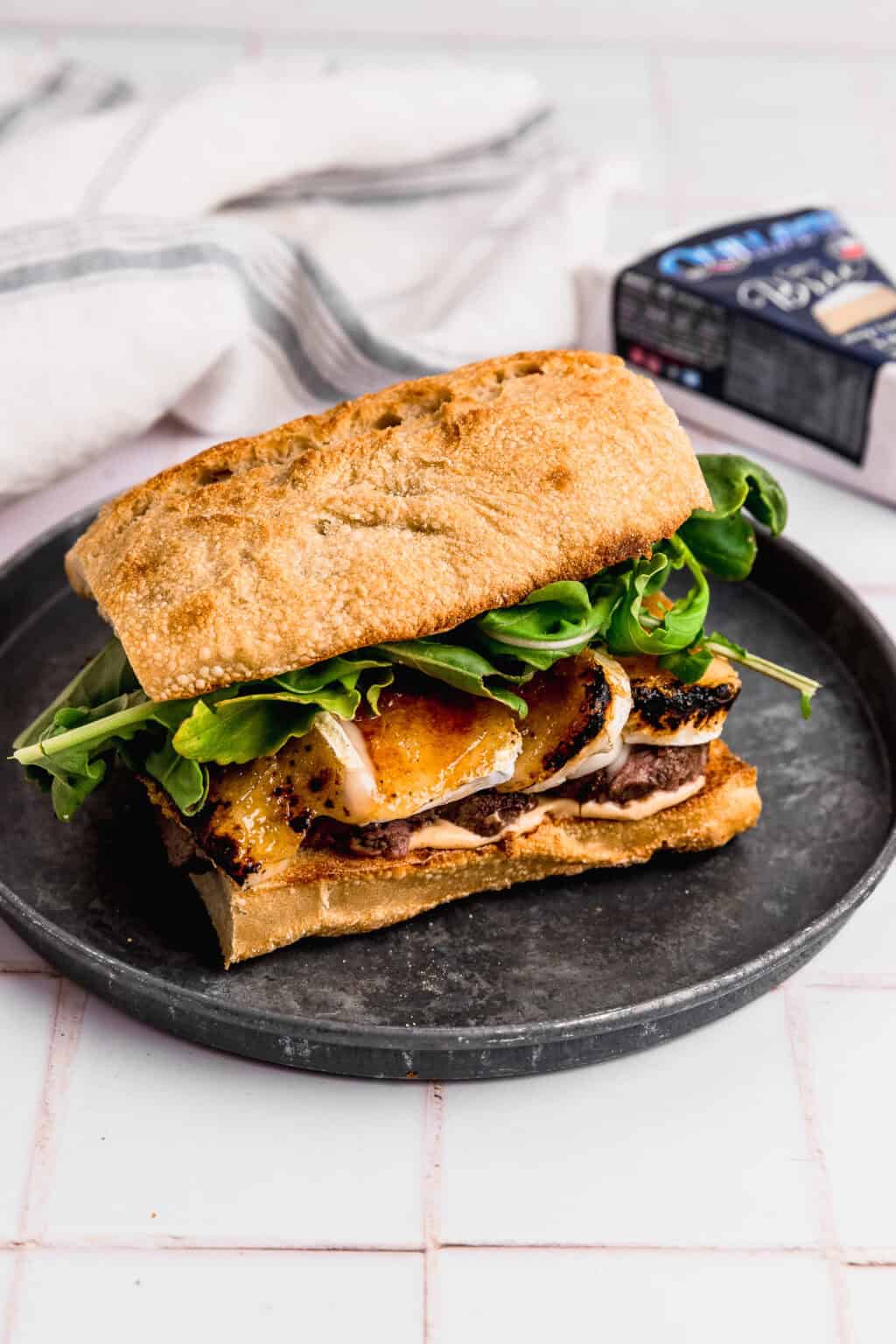 Sandwich de Roast Beef y Brie - Cravings Journal